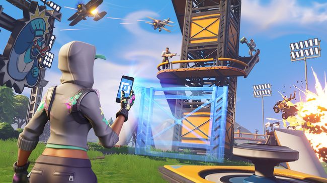 Call of Duty Warzone vs. Fortnite: Which battle royale is for you ...