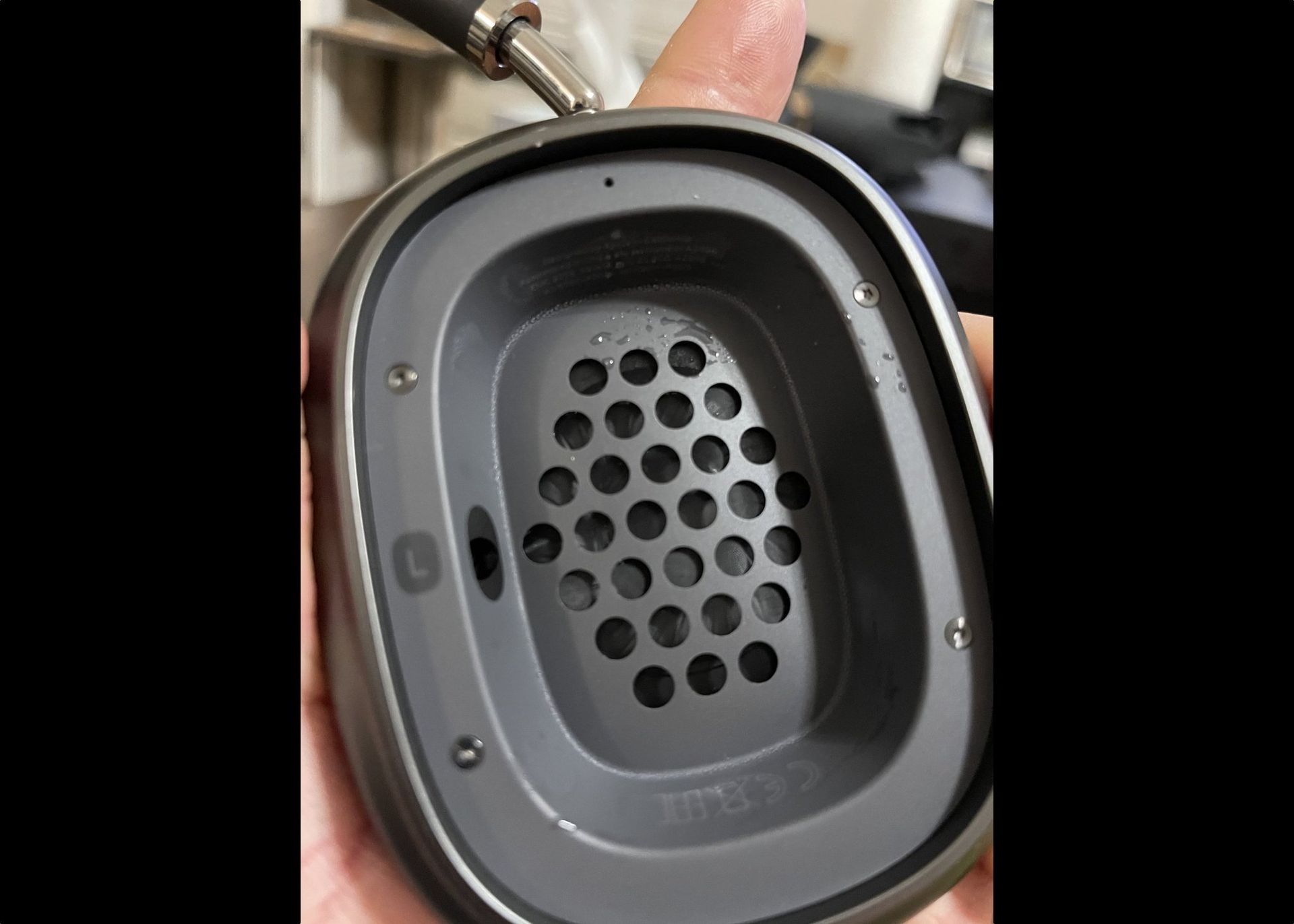 Some AirPods Max owners experiencing condensation buildup in ear cups ...