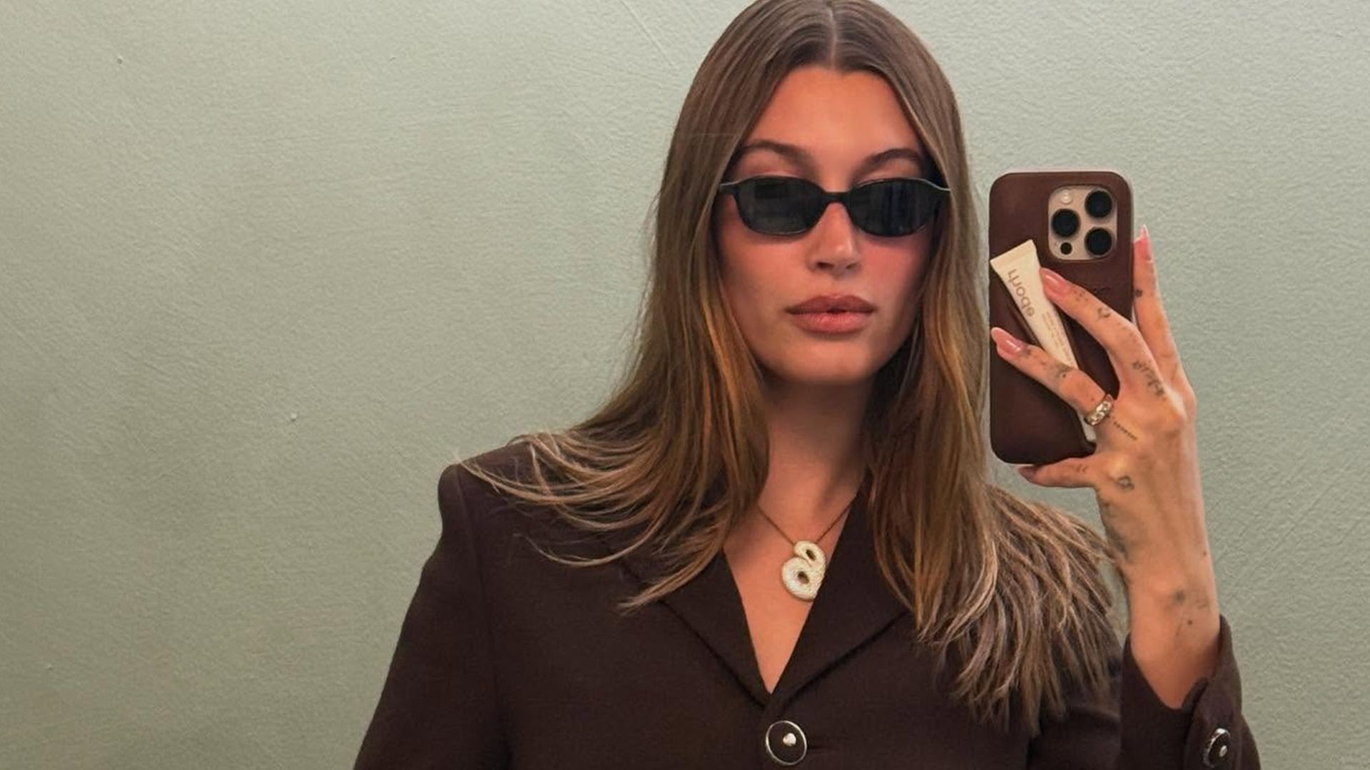 Hailey Bieber Wore the Summer Color That Looks Chic With Brown | Who ...