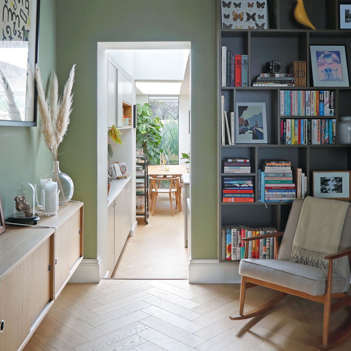 What are book nooks? These mini-scenes are taking over bookshelves ...