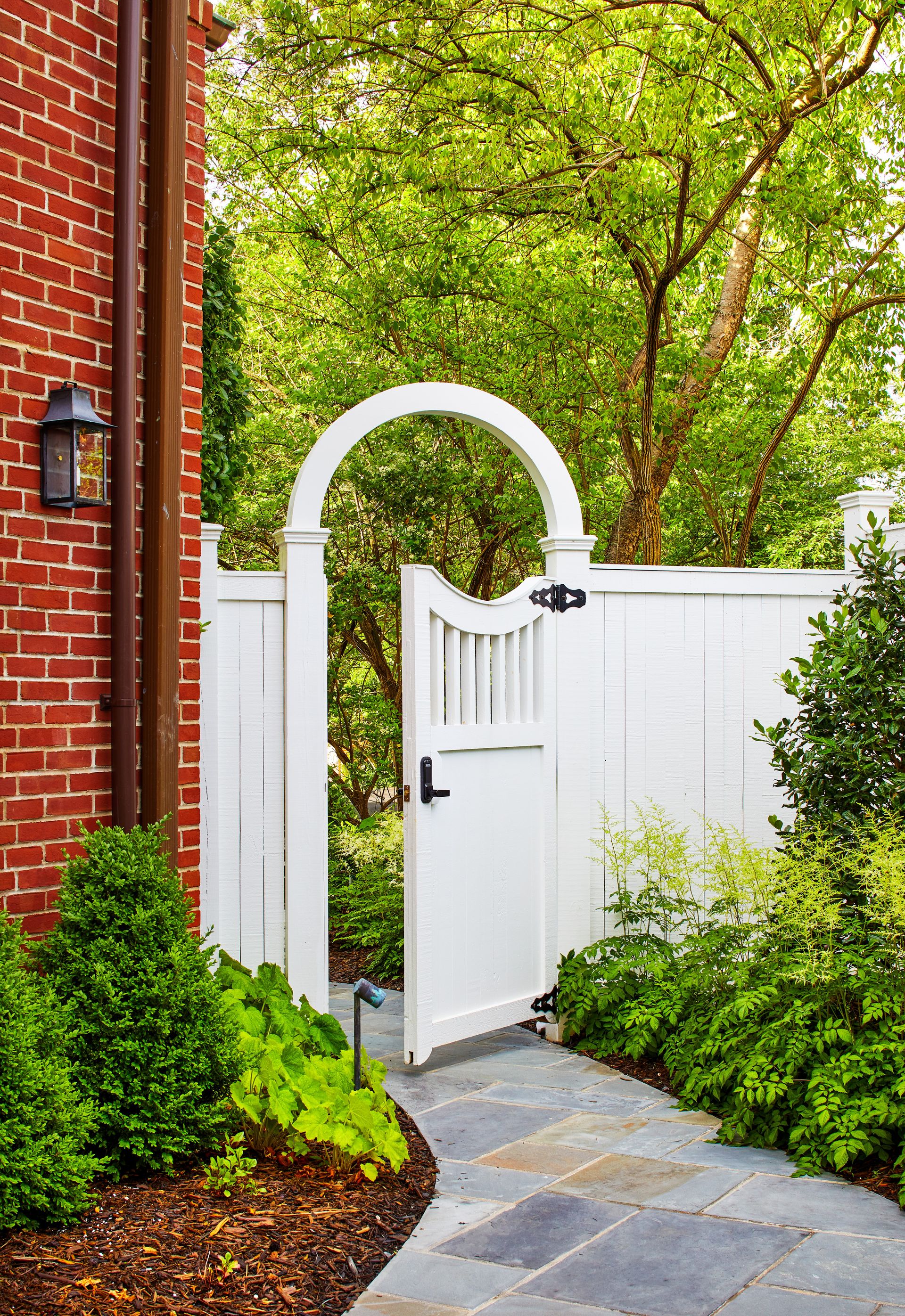 Tall Privacy Fence Ideas — 6 Ways to Screen a Yard Fully | Livingetc