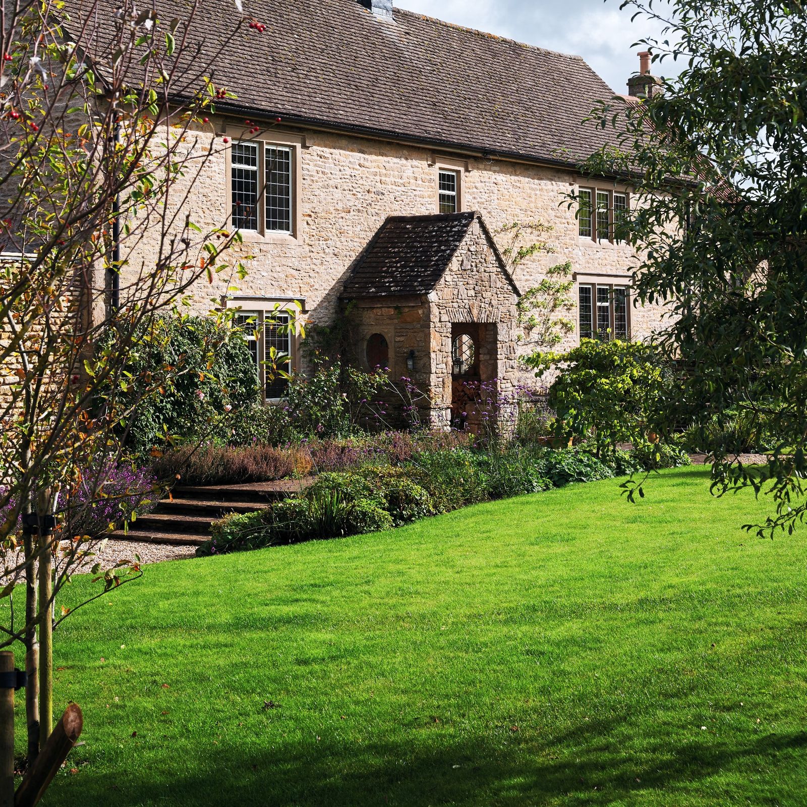 When to scarify a lawn for thick, healthy grass | Ideal Home