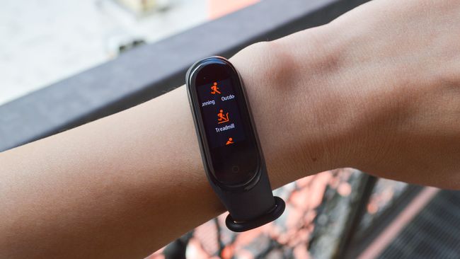 Xiaomi Mi Band 4 review: A $70 Fitbit rival with amazing battery life ...