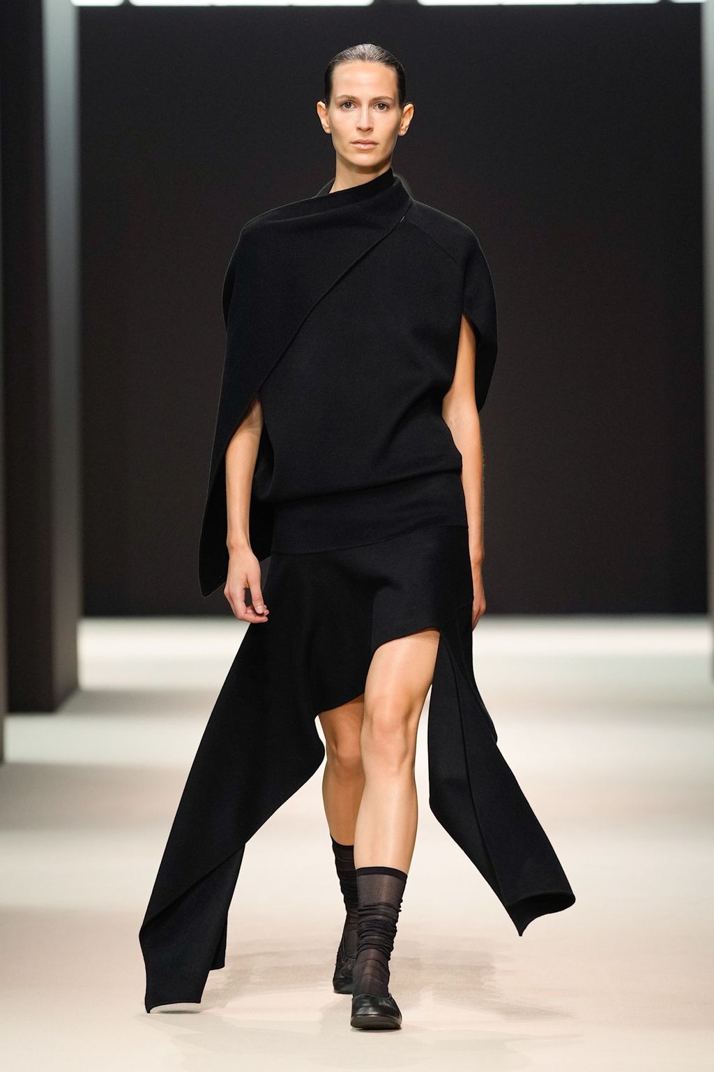 Everything to Know About COS's Fall/Winter 2024 New York Show | Who ...