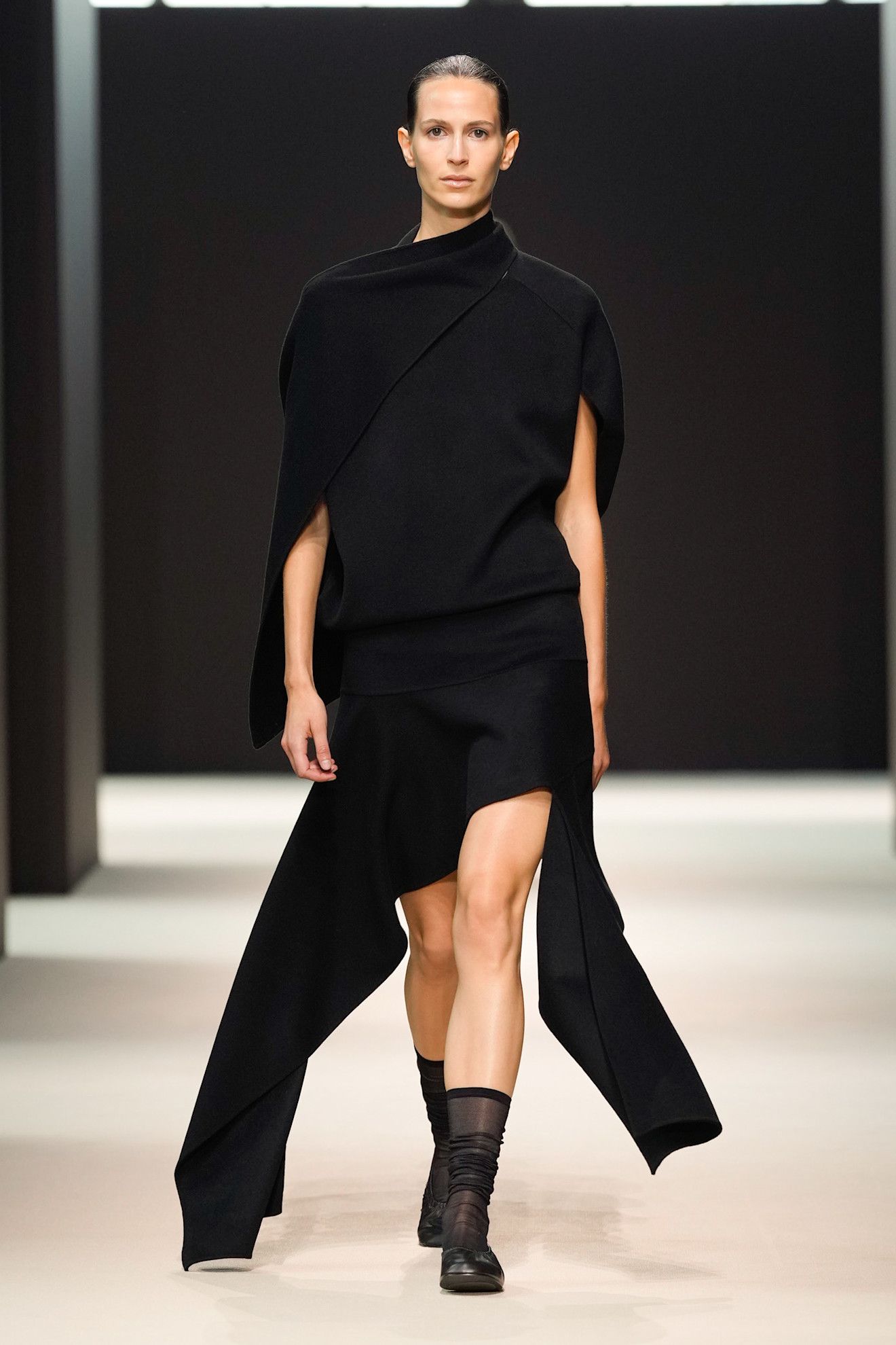 Everything to Know About COS's Fall/Winter 2024 New York Show | Who ...