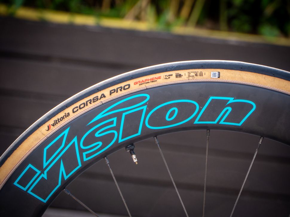 Up close and personal with Mark Cavendish's record breaking custom ...