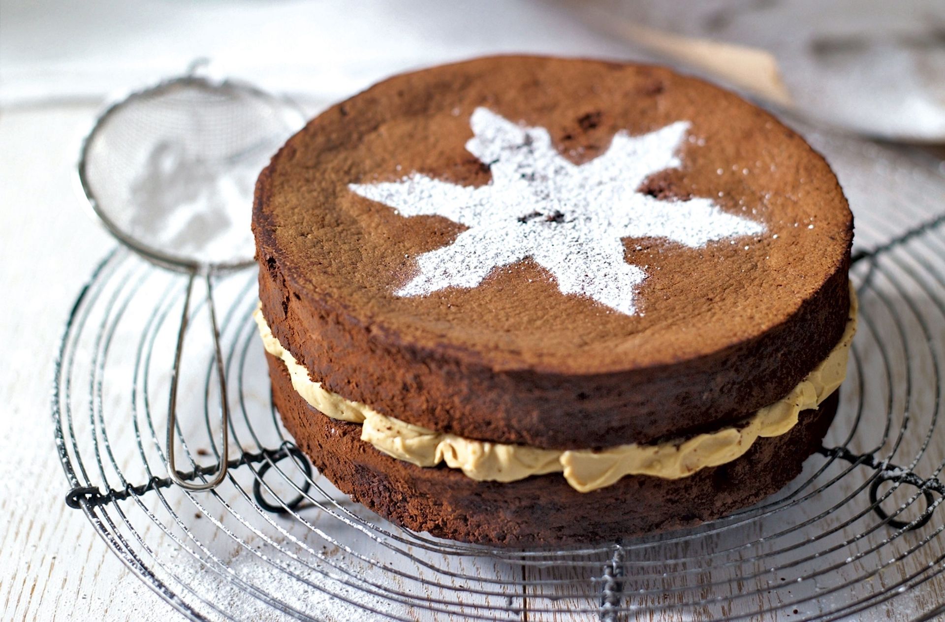 34 Christmas cake ideas: Simple Christmas cake decorations | GoodtoKnow