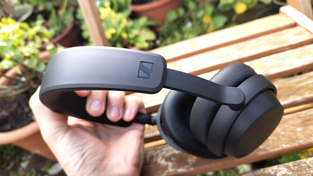 Sennheiser Accentum Wireless review: long battery life and solid ...