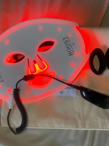 We Tested The Light Salon's Boost LED Face Mask for Weeks | Who What Wear