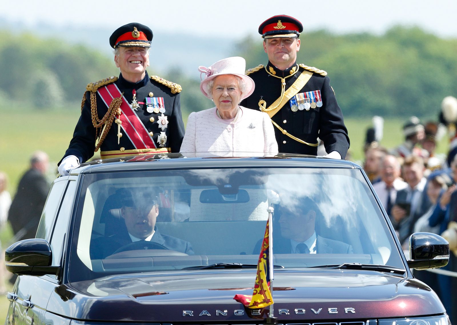 The Rare Moments When Queen Elizabeth Allowed Herself to Be “A Normal ...