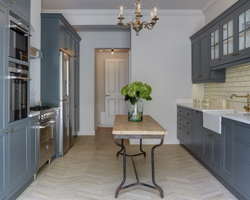 Small kitchen layouts: 20 ideas to maximize that small space | Homes ...