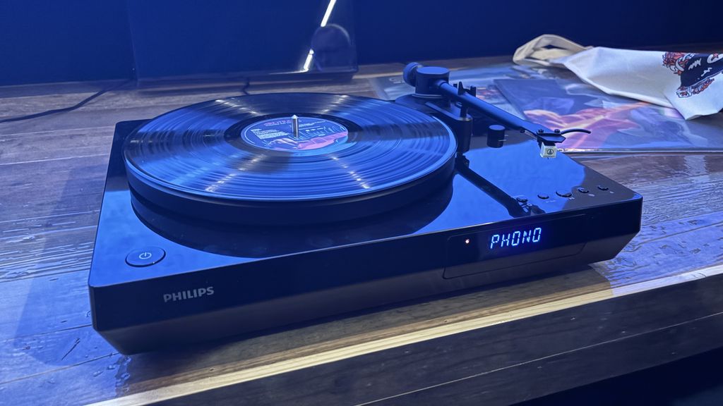 Philips' versatile new Bluetooth turntable features a built-in CD ...