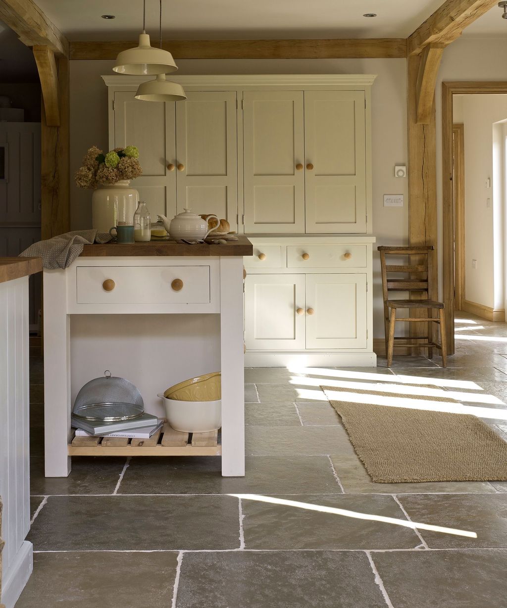 How to achieve a farmhouse kitchen look – the materials and features ...