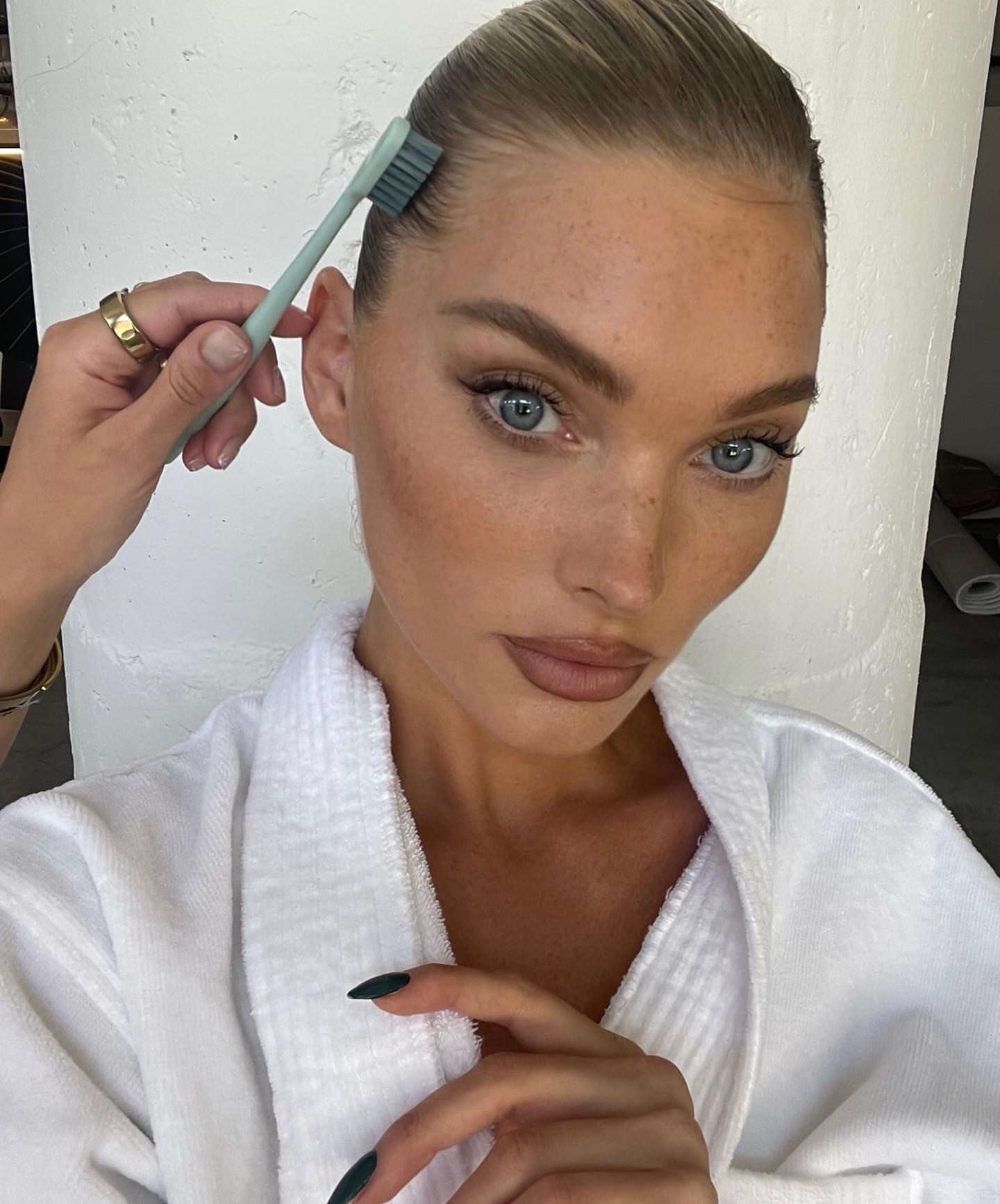 How to Do Makeup for Round Eyes, Straight From an Expert | Who What Wear