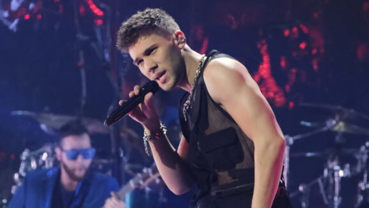 Watch Frozen's Elsa Drop Snow White And An F-Bomb In This Ice Cold Rap ...