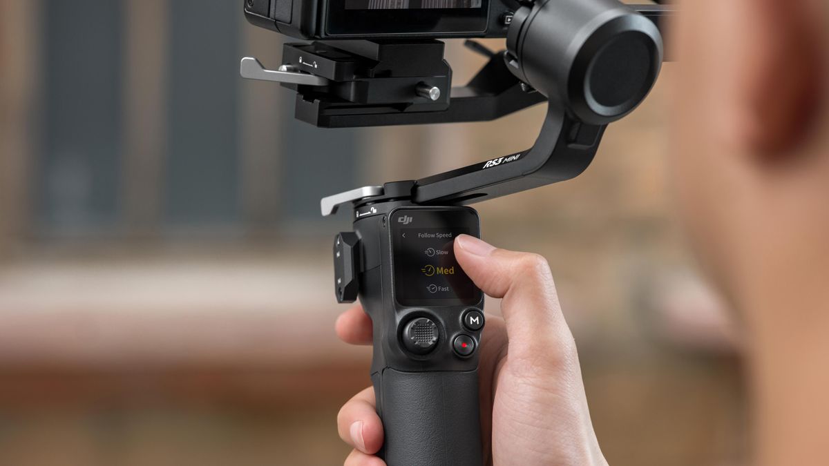 DJI launches cheaper, more compact Ronin gimbal for mirrorless cameras ...
