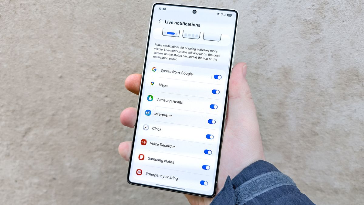 I just tried Samsung Galaxy S25 Now Bar vs. iPhone 16 Pro Dynamic ...