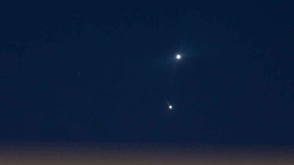 Watch 'kissing' planets Venus and Jupiter go their separate ways in ...