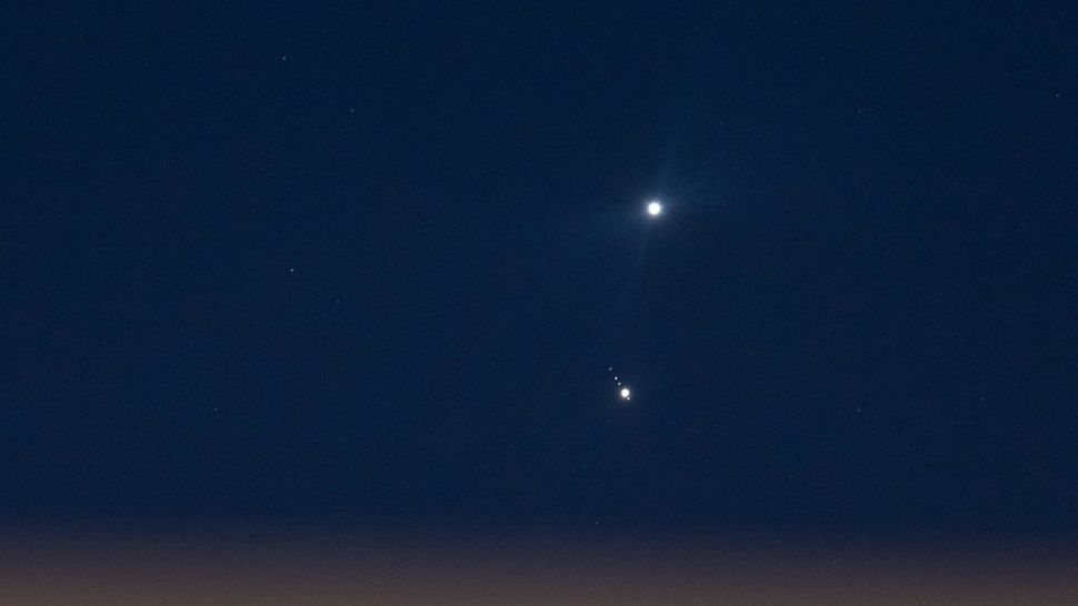 Watch 'kissing' planets Venus and Jupiter go their separate ways in ...