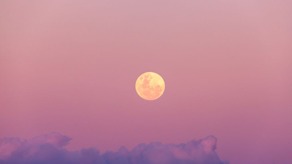 April's Full Pink Moon will rise as a 'micromoon' this weekend. Here’s ...