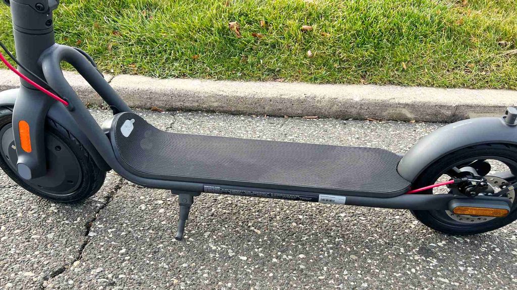 NAVEE V40 Pro electric scooter review: A solid mid-range scooter in ...