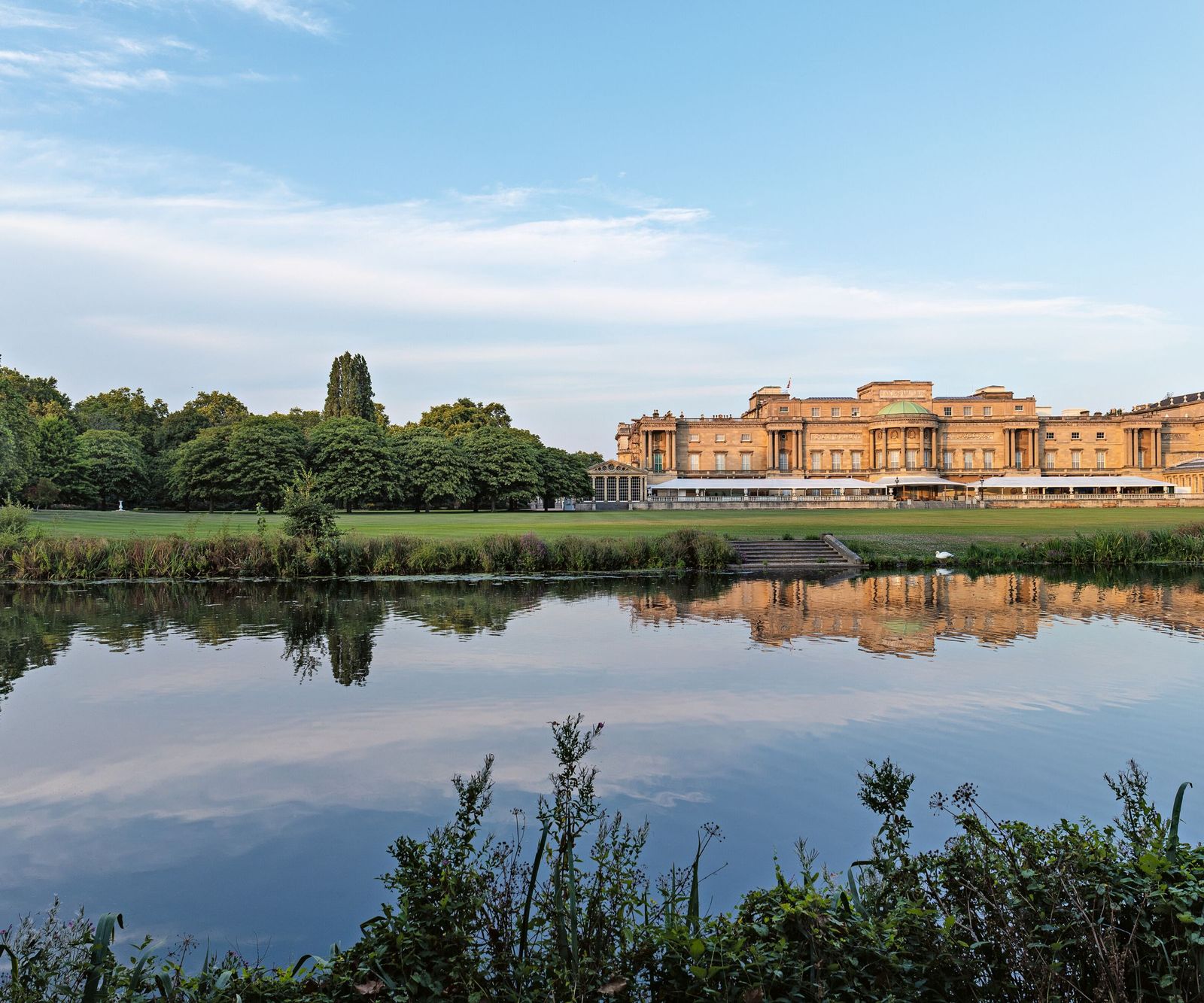 Tour the Buckingham Palace gardens: and discover its secrets | Homes ...