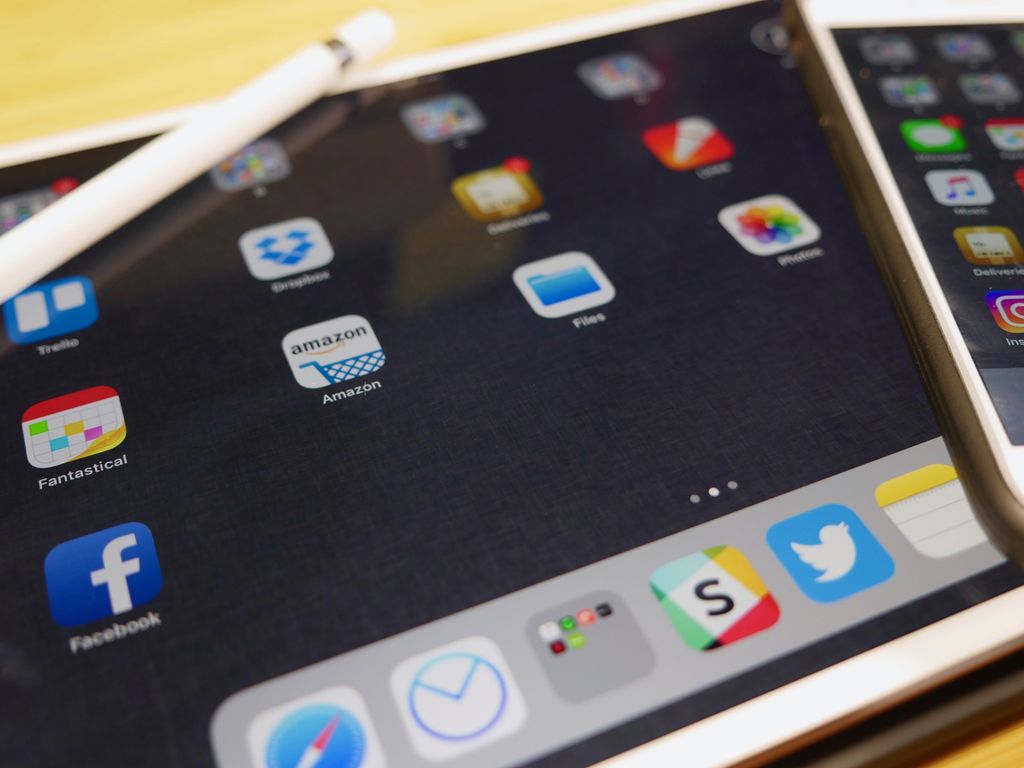 Feeling nostalgic? Check out this iOS 4 linen wallpaper for your iPhone ...