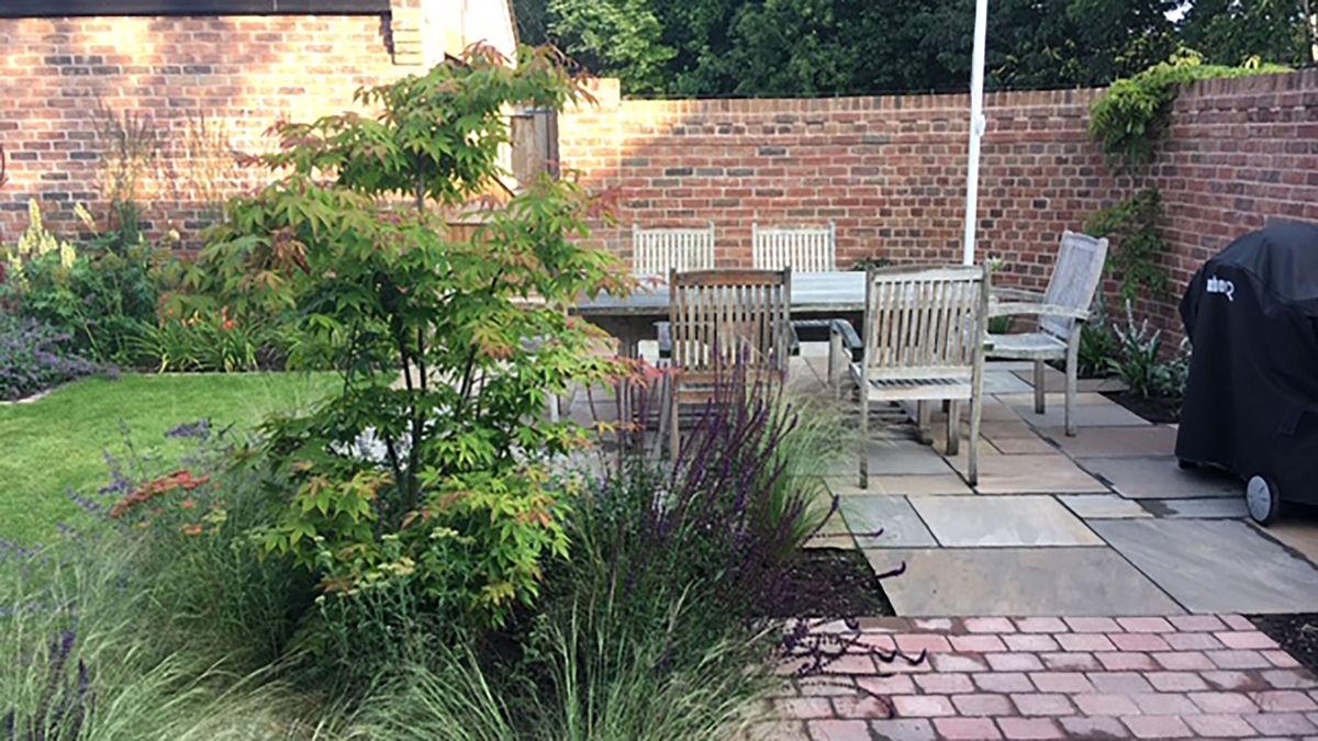 Garden edging ideas: Keep your outside spaces neat and tidy | Homebuilding