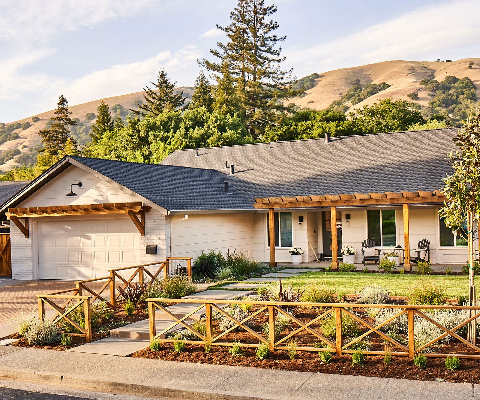 Front yard landscaping with rocks and mulch: 8 expert ideas | Homes and ...