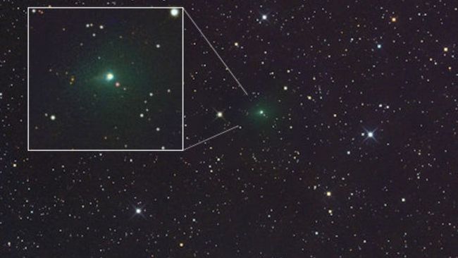 Interstellar comet 3I ATLAS glows green during lunar eclipse photo of ...