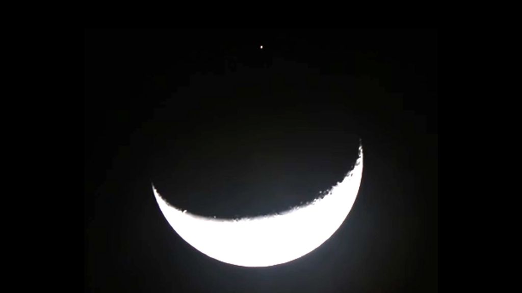 Watch Mars 'sneak' behind the crescent moon in these amazing views ...