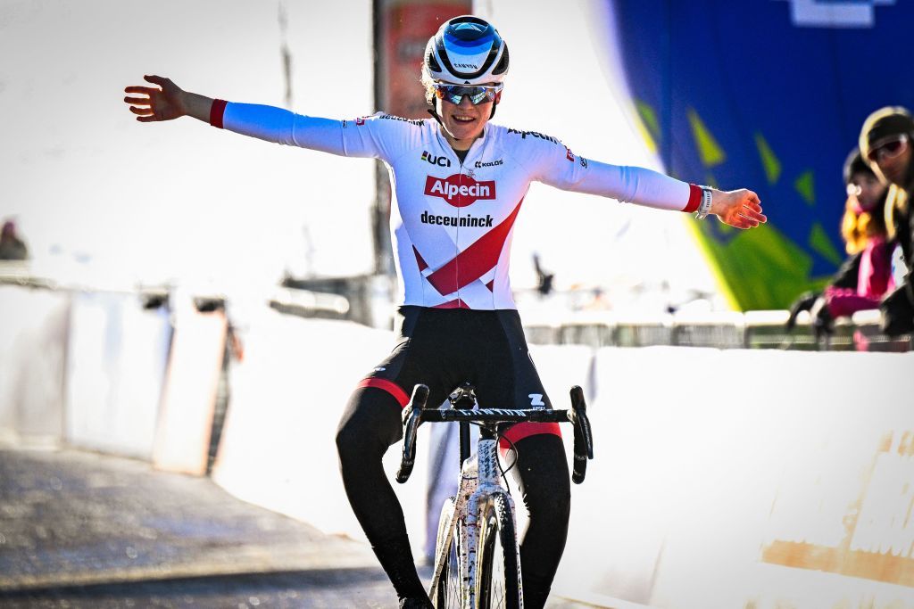 Puck Pieterse solos to victory at snowy Val di Sole World Cup | Cyclingnews