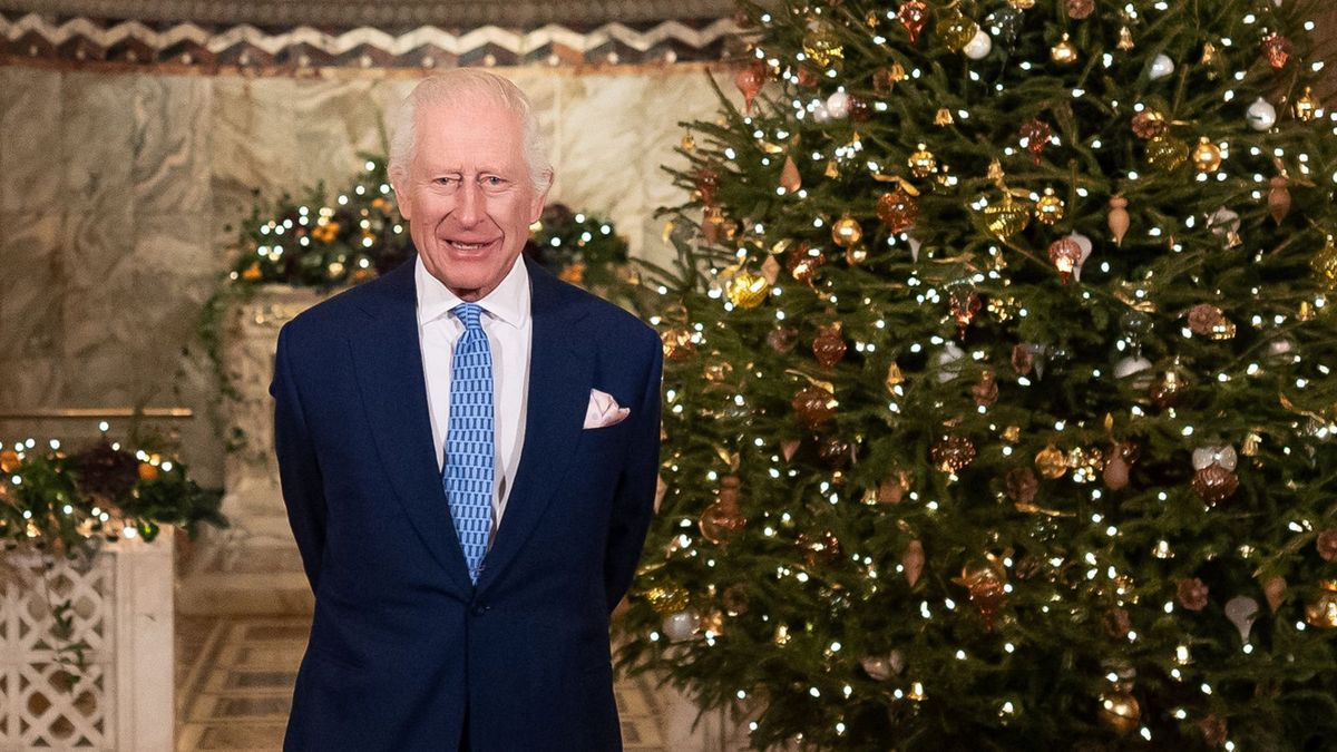 King Charles III's Christmas tree masters this royal palette | Homes ...