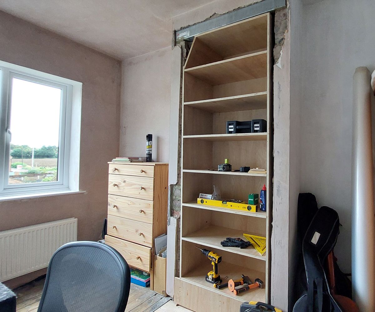 How to turn a chimney breast into a bookcase yourself | Homebuilding