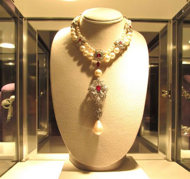 Sinister Sparkle Gallery: 13 Mysterious & Cursed Gemstones | Live Science