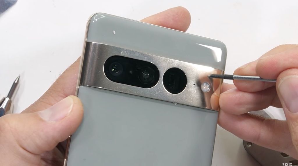 Google Pixel 7 Pro durability — see how easily the camera bar scratches ...