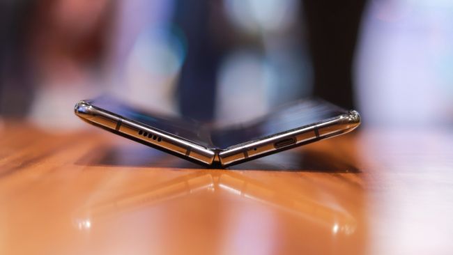 Samsung Galaxy Fold 2 hands on image just leaked, and there are big ...