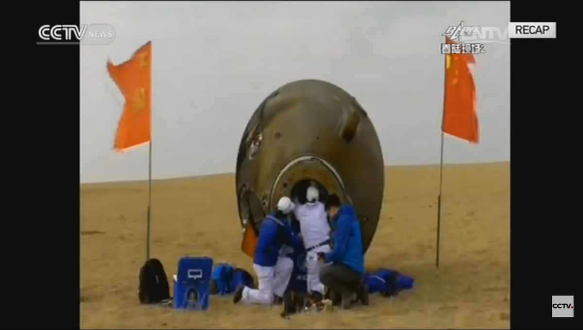 China's Shenzhou 11 Crew Lands on Earth After Month-Long Space Lab ...