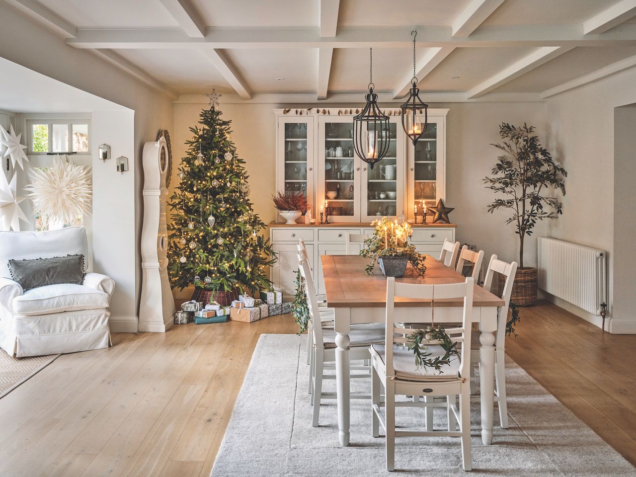 This New England-style cottage is the perfect setting for a white ...