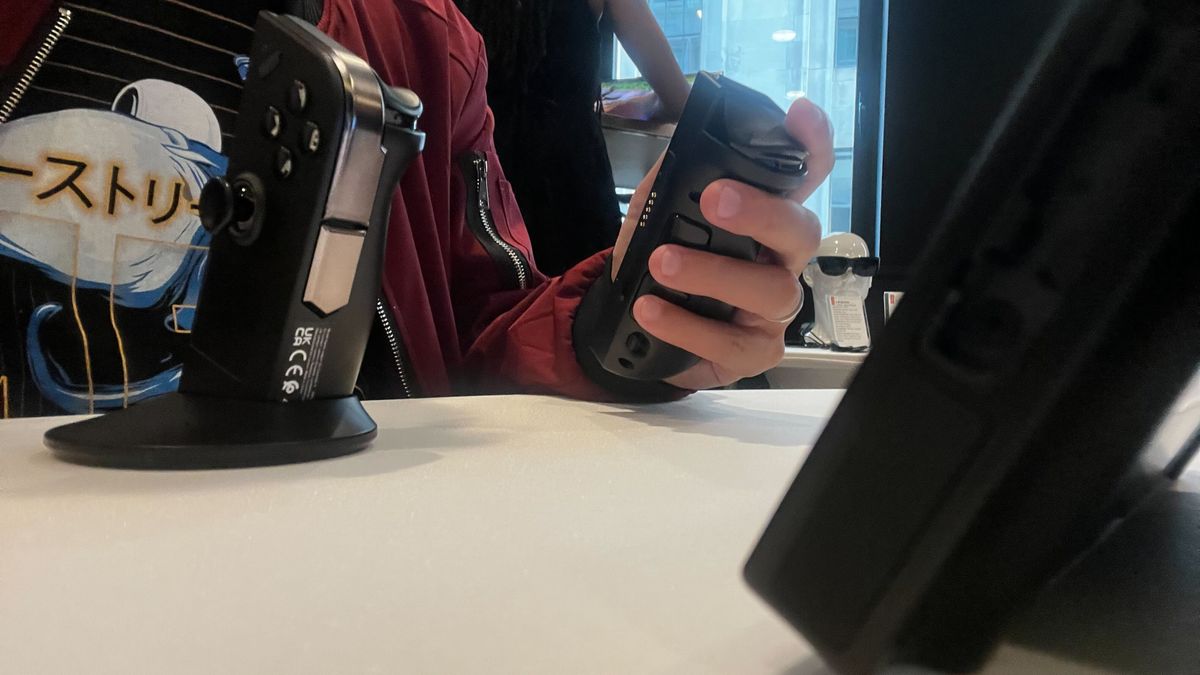 Hands-on: The Lenovo Legion Go can turn one of its controllers into a ...