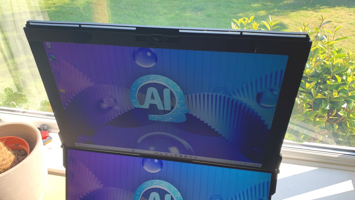 Mobile Pixels Geminos T: A vertical stacking monitor solution that ...