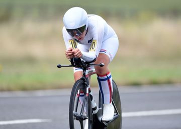 Hayley Simmonds and Richard Bussell win national 10 time trial titles ...