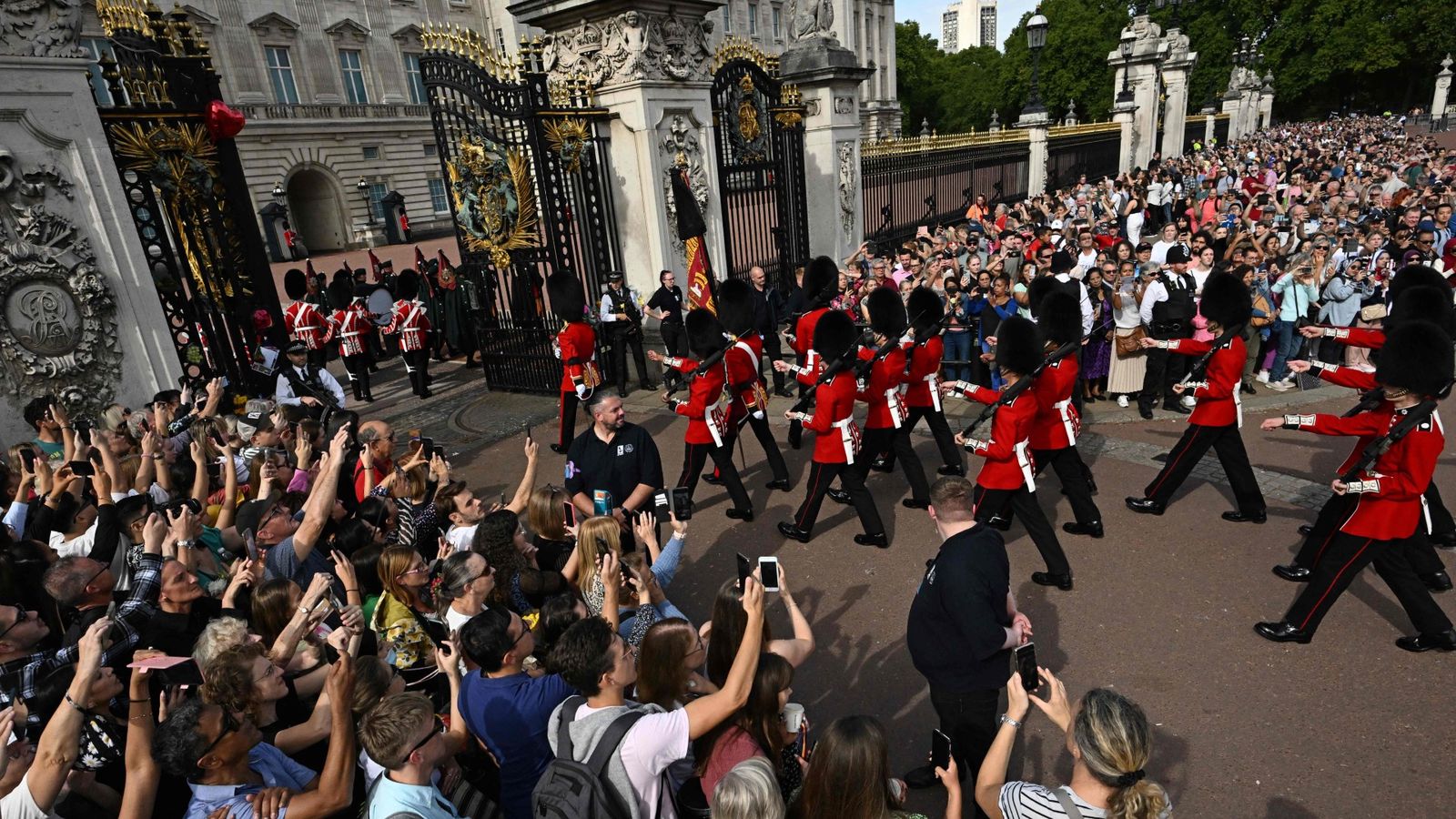 What is Changing the Guard? Facts and pictures over the years | Woman ...