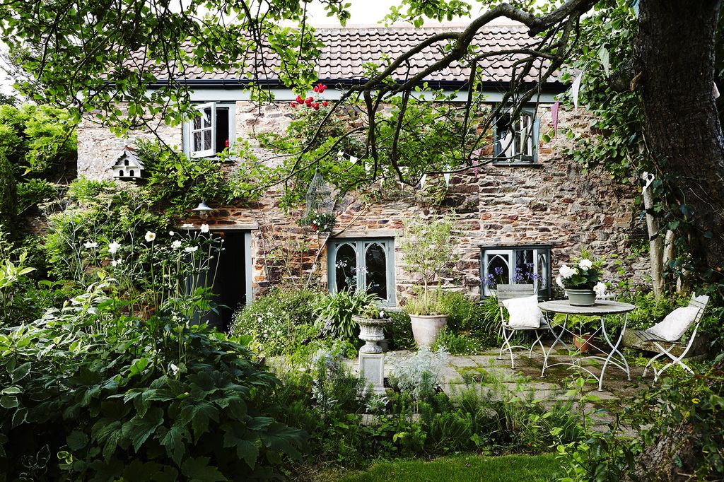 Georgian cottage filled with antiques and vintage treasures | Homes and ...