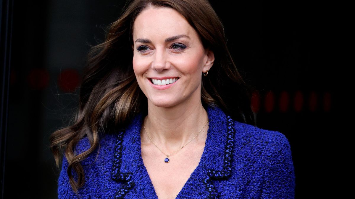 La princesse Kate éblouie dans un blazer Chanel vintage bleu royal pour ...