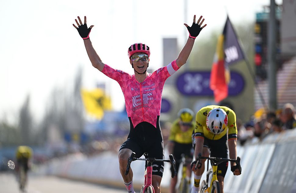 Dwars door Vlaanderen 2025: Neilson Powless out-sprints Wout van Aert in one against three from ...