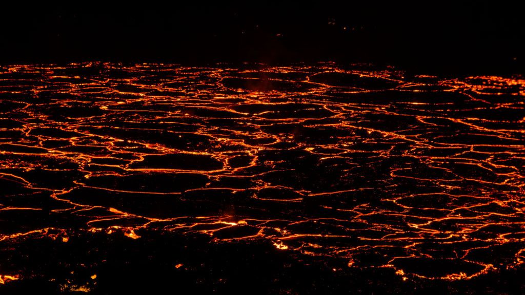Breathtaking photos show wall of lava erupting from volcano on Iceland ...