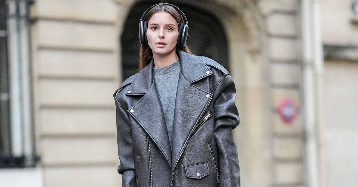 Stylish Woman Are Wearing Puddle Jeans With Ugg Boots This Winter | Who ...