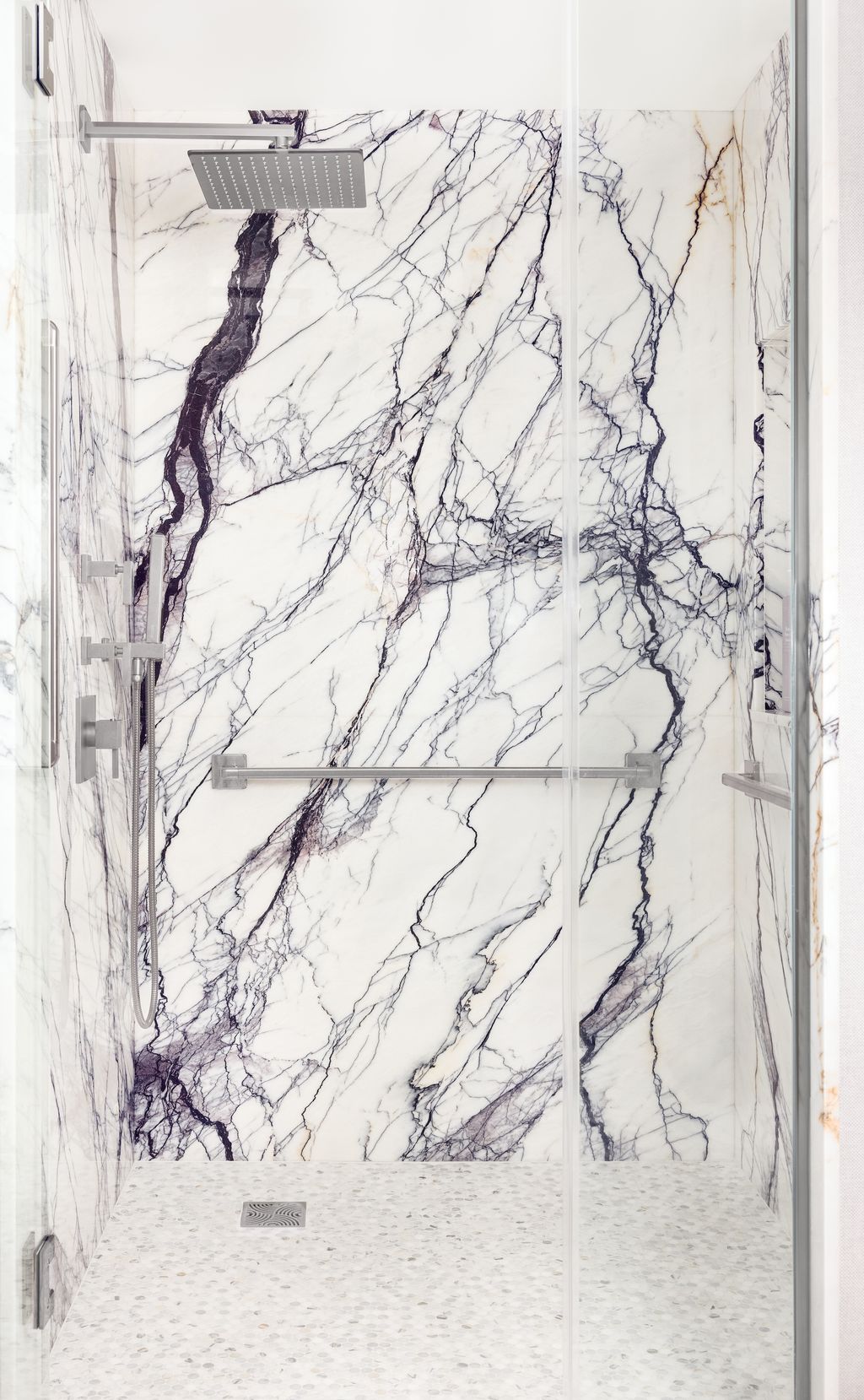 "Slab Showers" Are the Luxe Bathroom Trend Everyone's Choosing | Livingetc