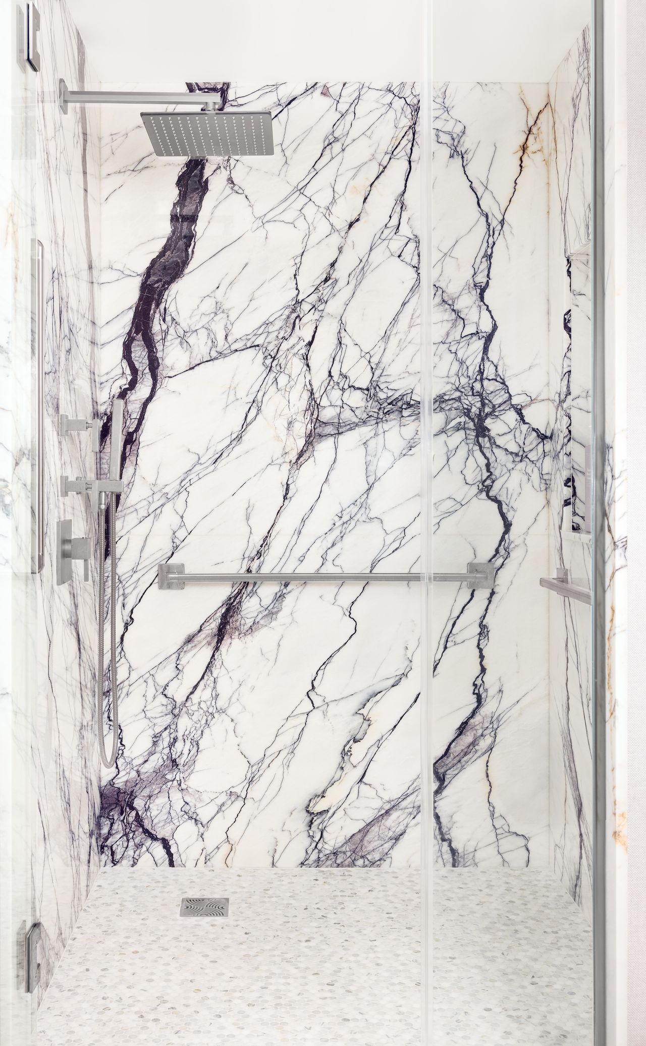 "Slab Showers" Are the Luxe Bathroom Trend Everyone's Choosing | Livingetc